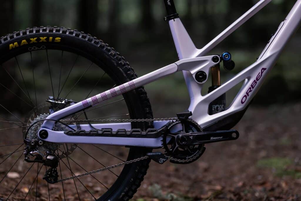 Test nouveauté | Orbea Rallon 2025 : un enduro dans le corps d’un DH ⋆ Vojo